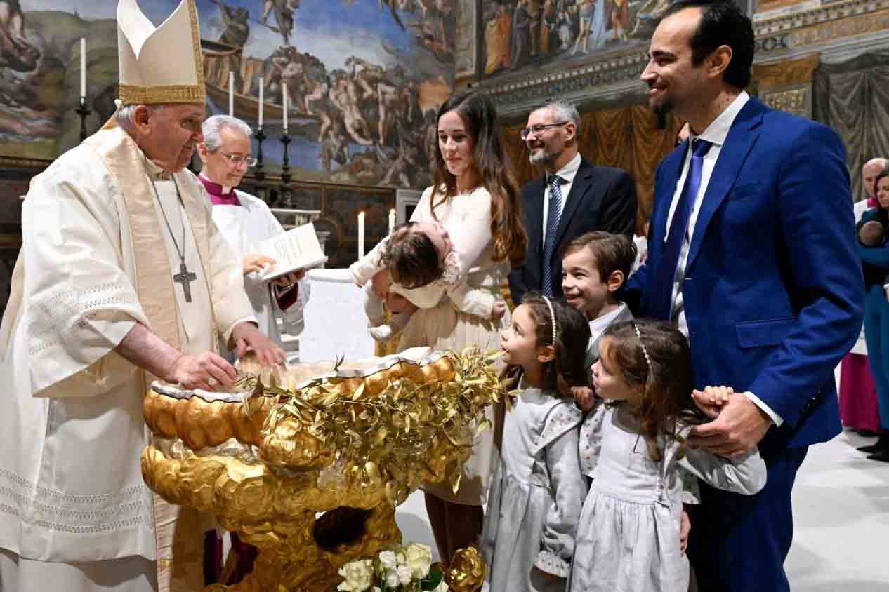 Pope Francis: Celebrate the date of your baptism like a birthday | CBCPNews