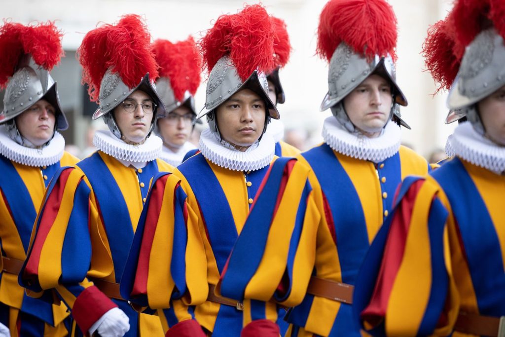 Filipino among newly sworn-in Papal Swiss Guards | CBCPNews