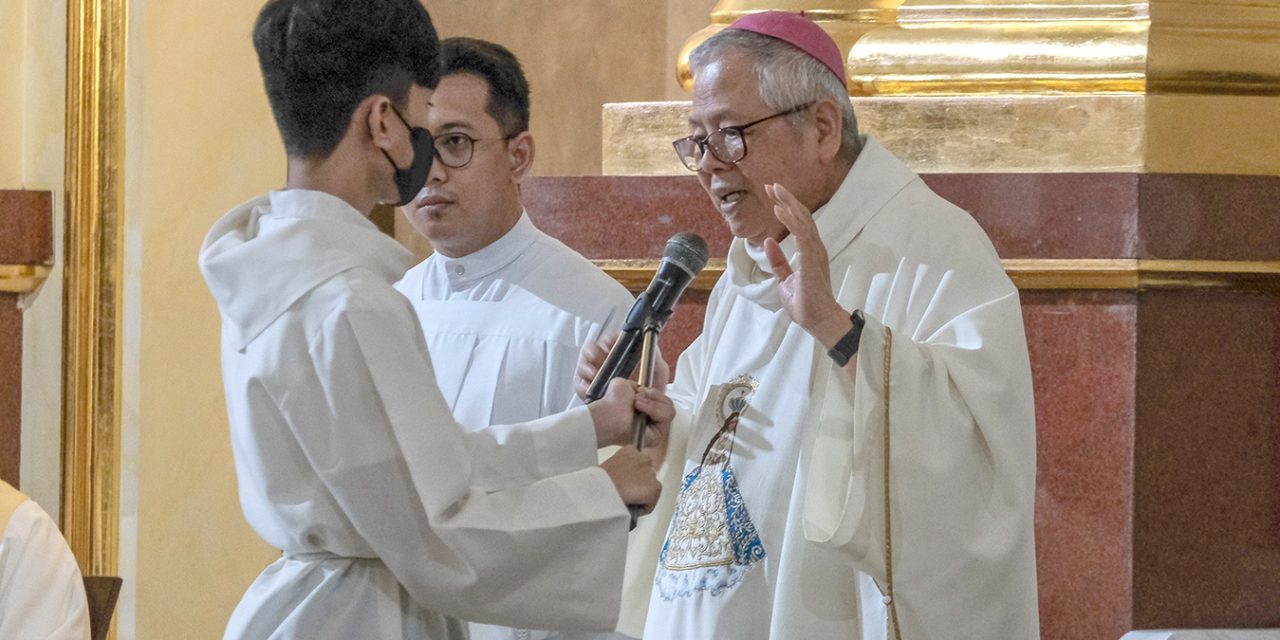 Put down your phone during Mass, bishop reminds Catholics | CBCPNews