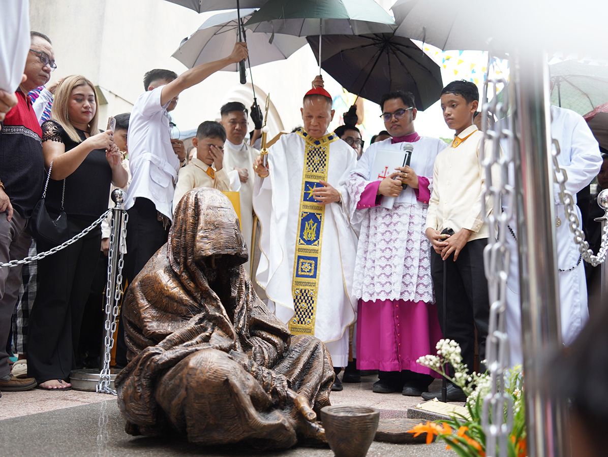 ‘Begging Jesus’ statue installed at Baclaran Church | CBCPNews