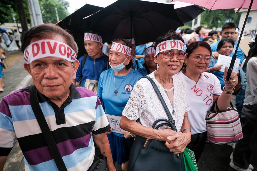 Cebu Catholics hold rosary rally vs divorce through city streets | CBCPNews