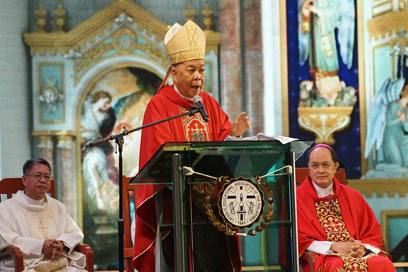 Archbishop urges Catholic educators to confront illiteracy, learning ...